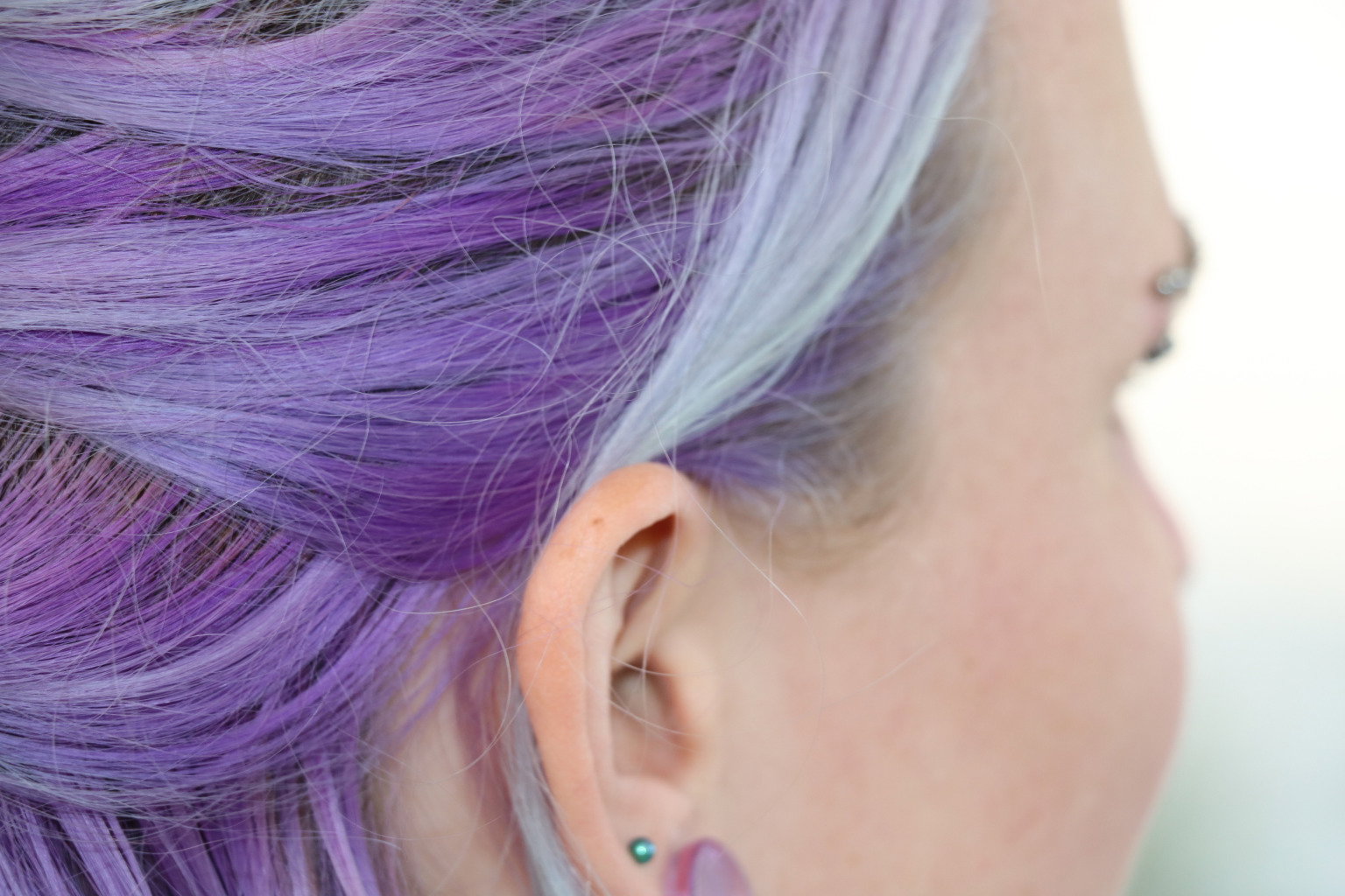 How To Do A Bleach Shampoo From Home, According to the Pros