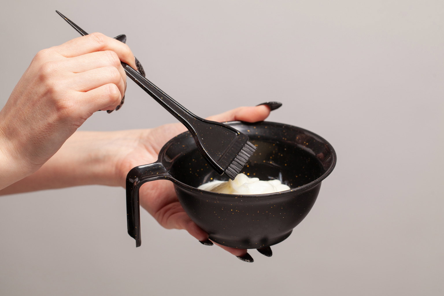 How To Do A Bleach Shampoo From Home, According to the Pros