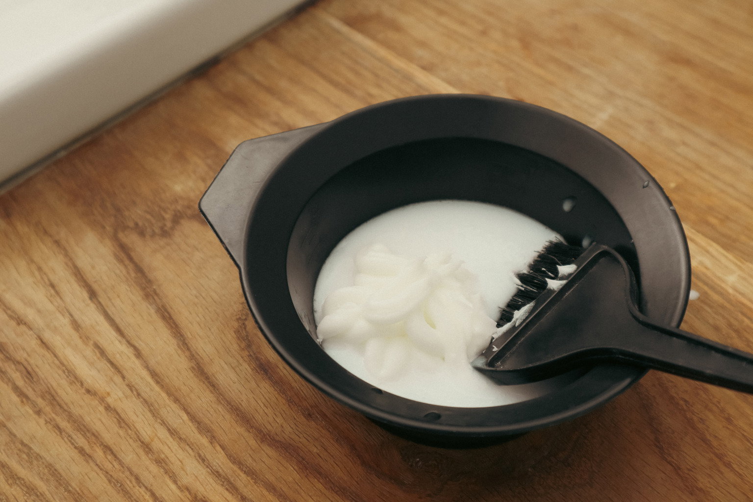 How To Do A Bleach Shampoo From Home, According to the Pros